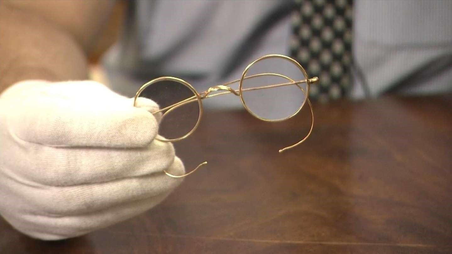 Spectacular success! Mahatma Gandhi's gold wire glasses sell for eye ...